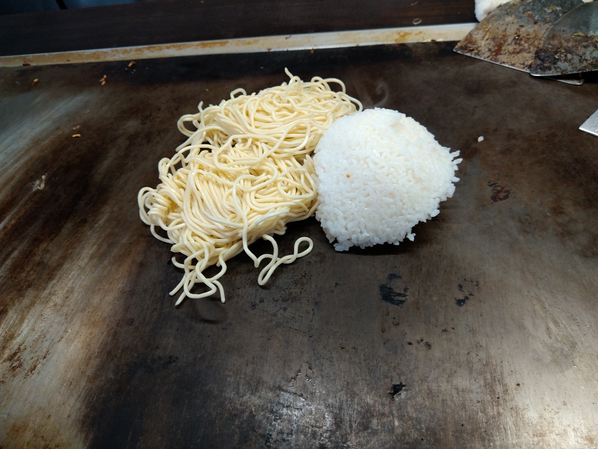 本場のそばめしってこんなに美味しいのか。そばめし発祥の店、お好み焼青森。 Localprime【兵庫県のとっておきの体験を】