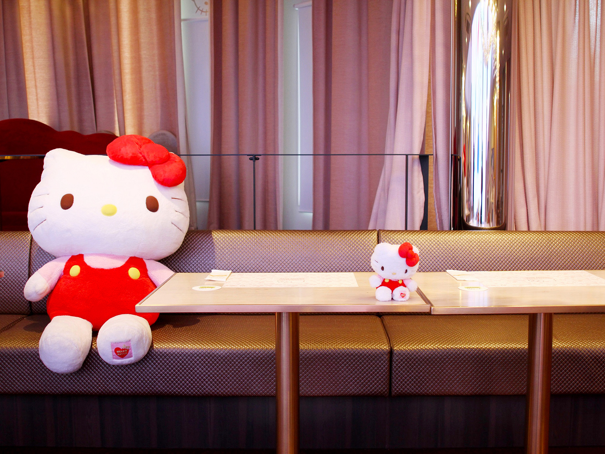 歌って踊るハローキティがかわいい『HELLO KITTY SHOW BOX』と展望シアター『HELLO KITTY APPLE HOUSE ...